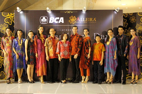Alleira Batik Peragakan Busana Pria