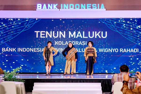 Merefleksikan Kain Tenun Ikat Tanimbar ke Fashion Modern