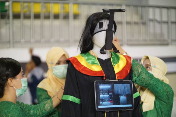 UNJ Tetap Gelar Wisuda dengan Robot Sebagai Pengganti Mahasiswa