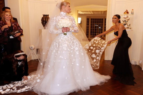 Fakta-fakta Pernikahan Paris Hilton dengan Pengusaha Tajir Carter Reum