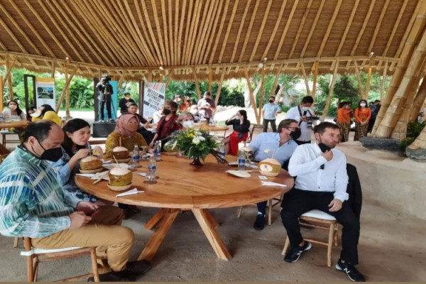 Benarkah Leonardo Dicaprio dan Tobey Maguire ada di Bali? Benarkah Leonardo Dicaprio dan Tobey Maguire ada di Bali?