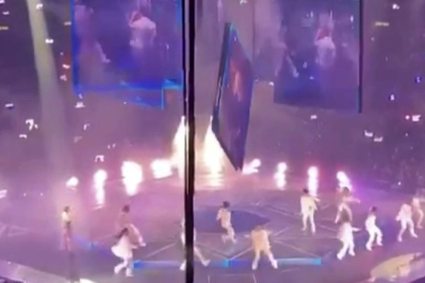 Gawat! Boy Band Tertimpa Layar LED Raksasa Jatuh Saat Konser