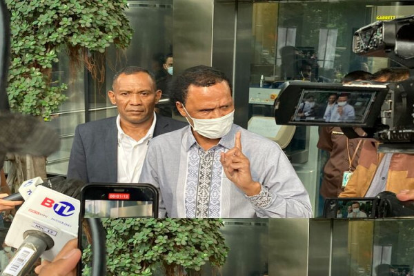 Hercules Marahi Wartawan Usai Diperiksa KPK Hercules Marahi Wartawan Usai Diperiksa KPK