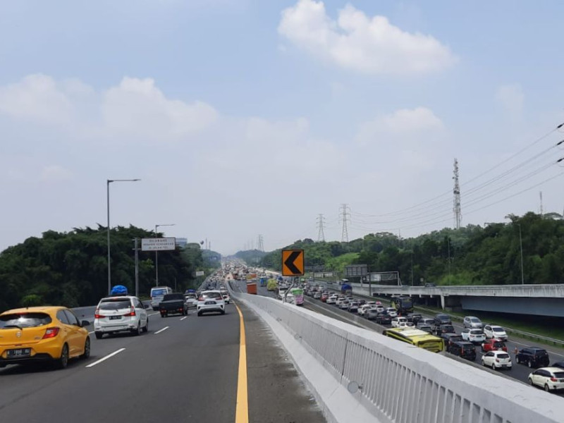 Jalan Tol MBZ Arah Cikampek Macet Panjang, Begini Penampakannya!