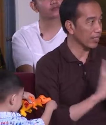 Jan Ethes Viral di Twitter, Beredar Foto Lama Sambil Main Dinosaurus